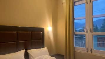 Quarto triplo luxo | Quartos à prova de som, ferros/tábuas de passar roupa, Wi-Fi de cortesia
