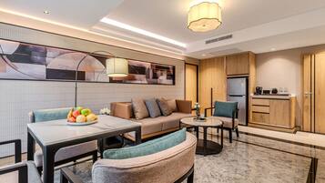 One Bedroom Premier Suite | Sala de estar | Televisor de ecrã plano de 42 polegadas com canais via satélite