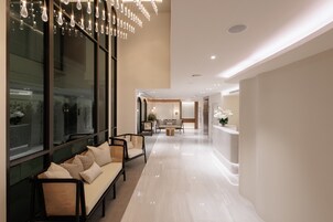 Área de estar no saguão