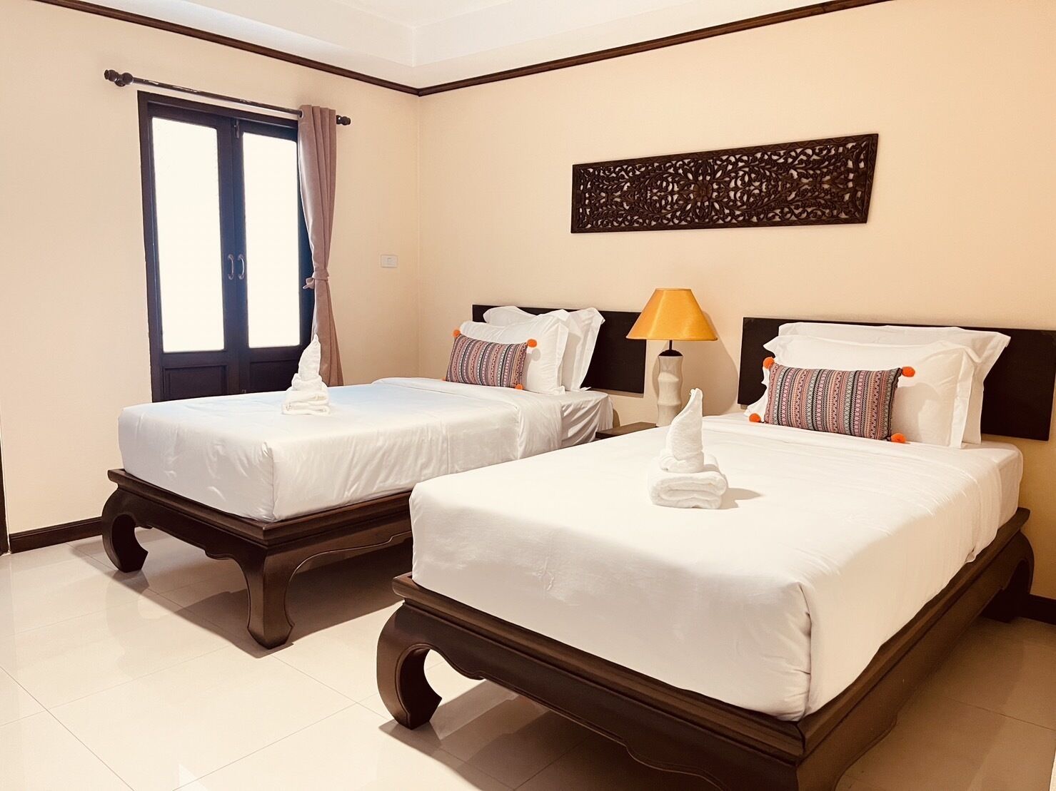 Quarto duplo standard | Escrivaninha, Wi-Fi de cortesia, roupa de cama
