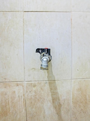 Quarto Duplo Standard | Casa de banho | Um polibã, toalhas fornecidas, sabão