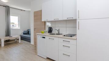 Geladeira grande, micro-ondas, lava-louças, chaleira elétrica