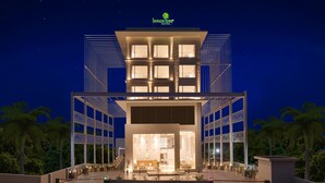 Um hotel moderno com entrada imponente, terraço no terraço e vista clara do céu noturno.