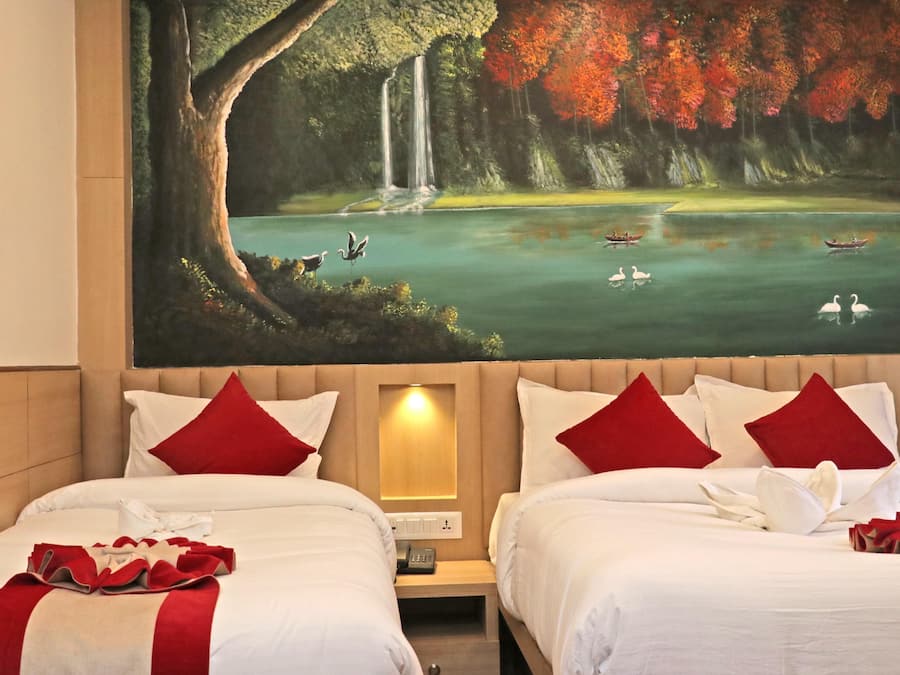 Quarto Triplo Deluxe | Roupa hipoalergénica, cofre no quarto, secretária