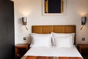 Quarto casal (Tennis View) | Frigobar, escrivaninha, espaço de trabalho para notebook