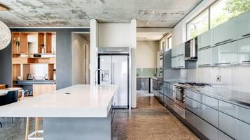 Vila | 5 quartos, escrivaninha, acesso à internet de alta velocidade