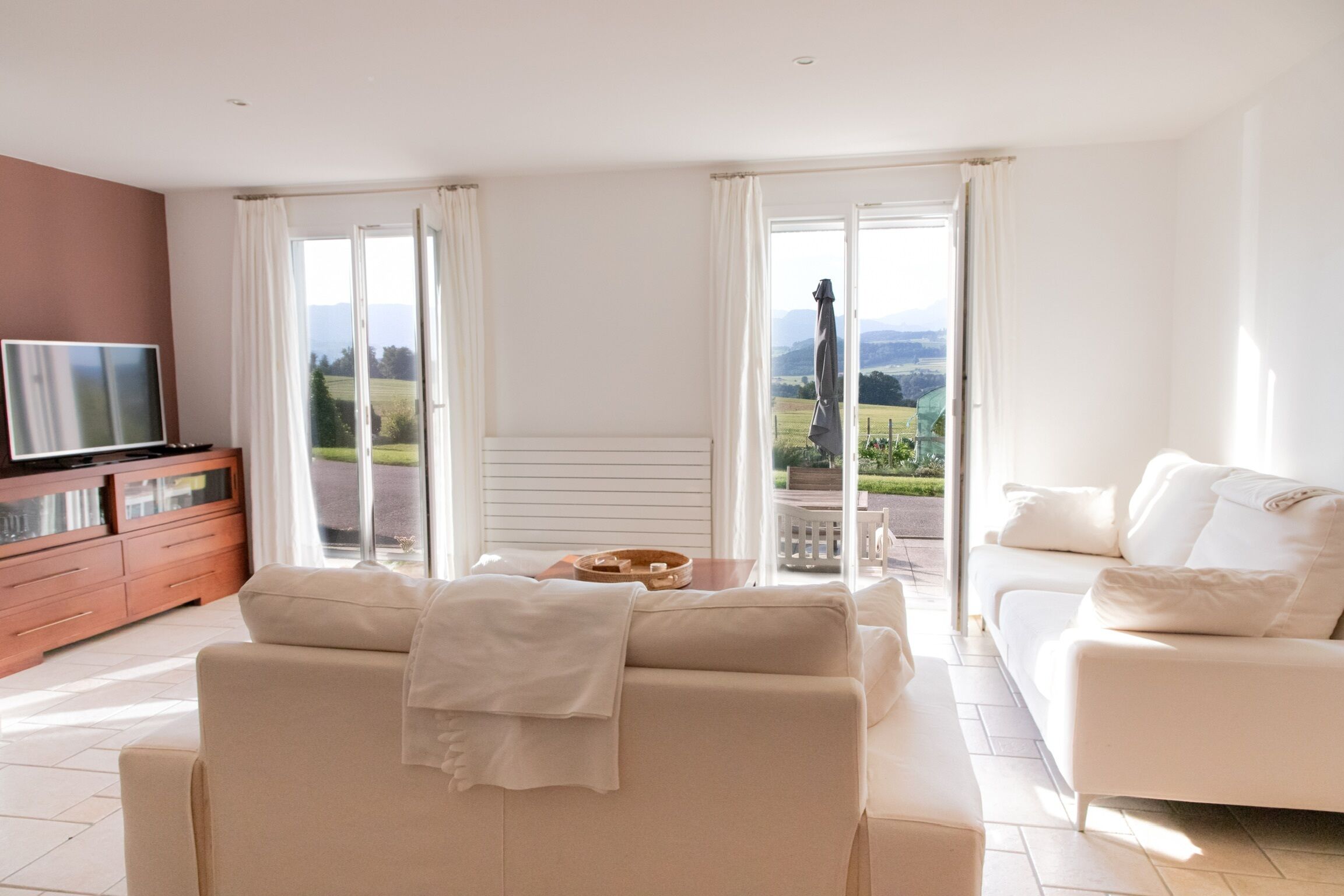 La Belle Ferme Dans La Prairie Face Aux Alpes Suisses - Freiburg, Switzerland