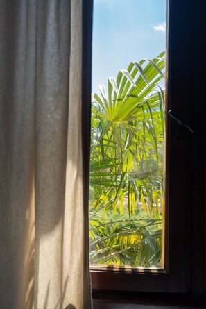 Suite Deluxe | Cofre no quarto, quartos insonorizados, ferro/tábua de engomar