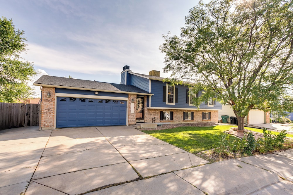 Furnished Deck + Fire Pit: Thornton Family Retreat - Denver, CO