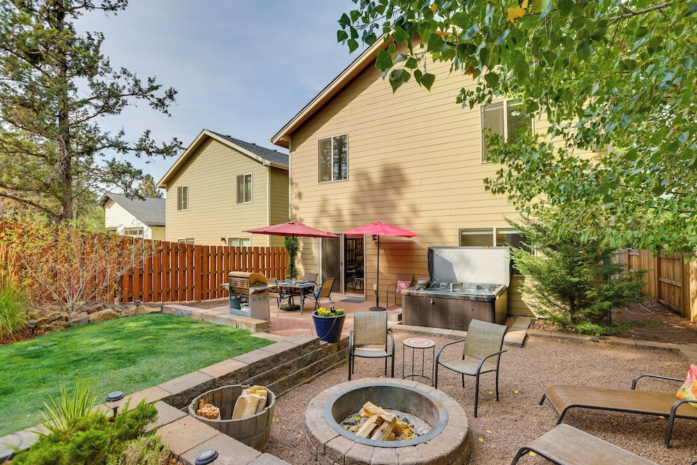 Bend Getaway W/ Private Hot Tub, Patio & Grill! - Bend, OR