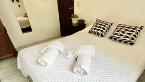 Quarto Standard, 1 cama de casal, casa de banho anexa (ELA 2) | 1 quarto, secretária adequada para computadores portáteis 