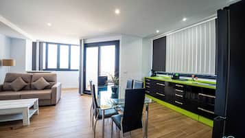 Apartamento Superior | Sala de estar | Smart TV de 43 polegadas com canais digitais
