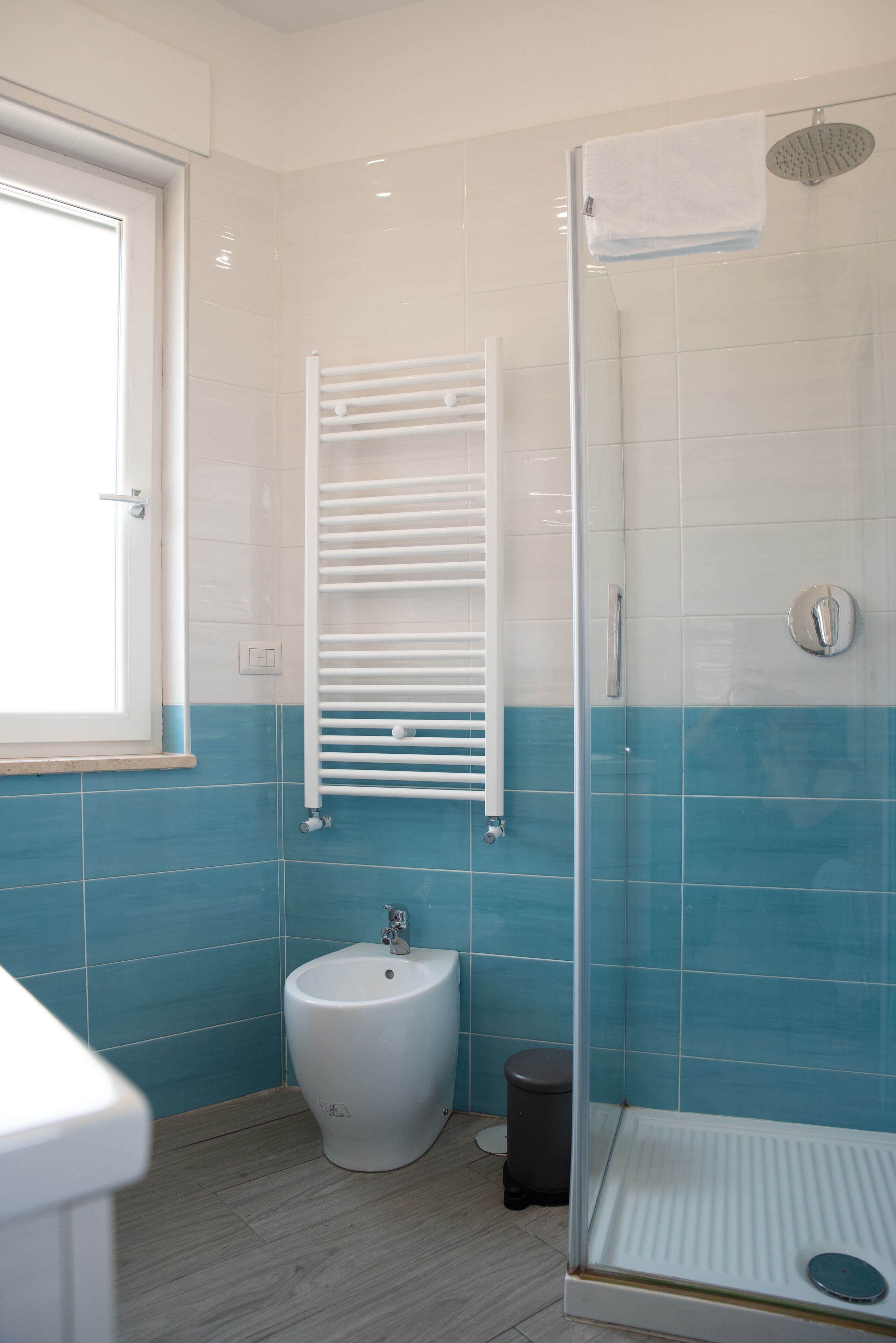 Quarto Familiar | Casa de banho | Um polibã, um chuveiro fixo, um secador de cabelo, roupões 