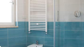 Quarto Familiar | Casa de banho | Um polibã, um chuveiro fixo, um secador de cabelo, roupões