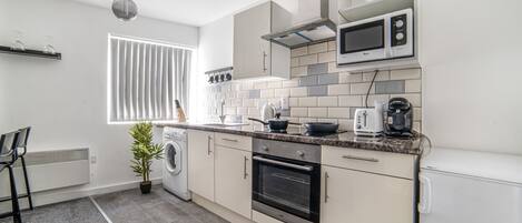 Apartamento | Cozinha privada | Geladeira, micro-ondas, fogão, cooktop