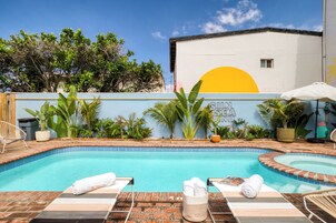 Piscina exterior, da(s) 10:00 à(s) 22:00, guarda-sóis, espreguiçadeiras 