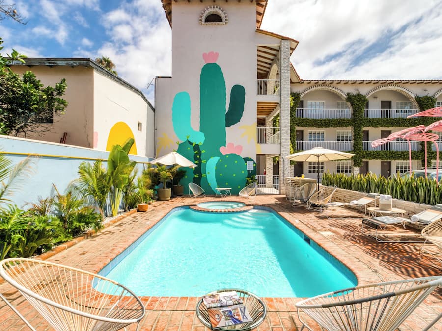 Piscina exterior, da(s) 10:00 à(s) 22:00, guarda-sóis, espreguiçadeiras