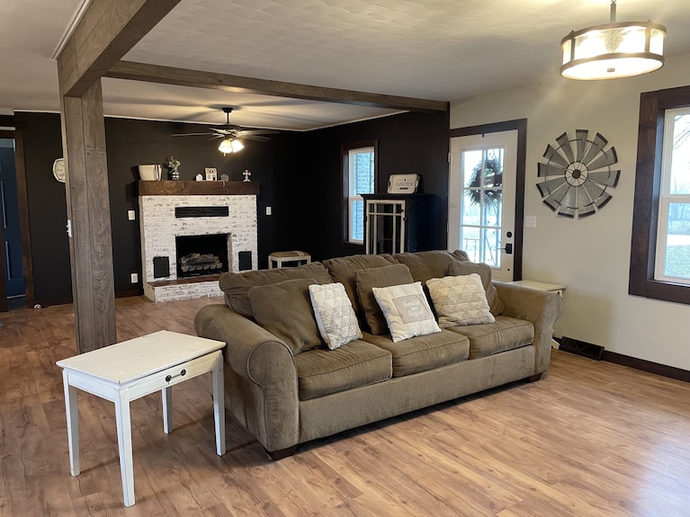 This Country Charm Farmhouse Is Newly Remodeled And Super Cute - Missouri