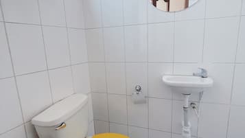 Quarto casal econômico | Banheiro | Chuveiro, chuveiro com efeito de chuva