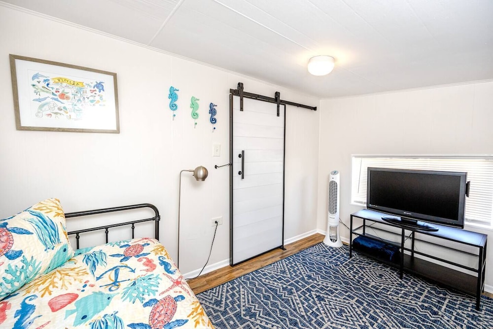 Cheerful Coastal Cottage Close To Beach - Dunedin, FL