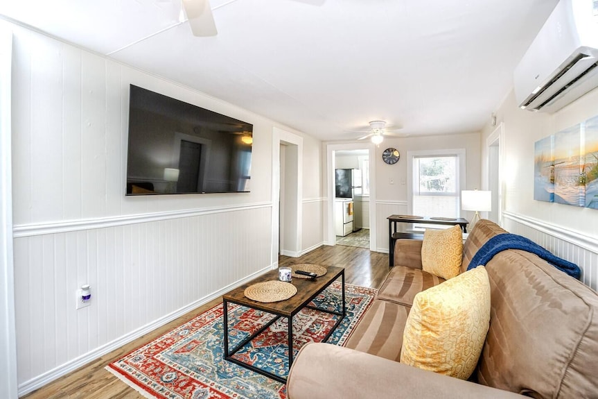 Cheerful Coastal Home Close To Beach - Dunedin, FL