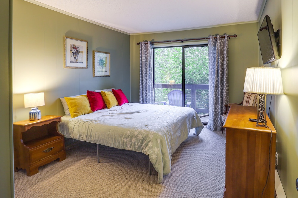 Pet-friendly Beech Mountain Condo: Walk To Slopes! - Watauga Lake, TN