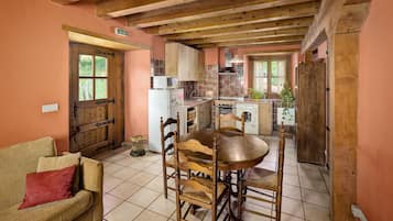 Apartamento Comfort, 1 quarto, cozinha, vista para a montanha | Cozinha privada | Um frigorífico/congelador grande, um micro-ondas, um forno
