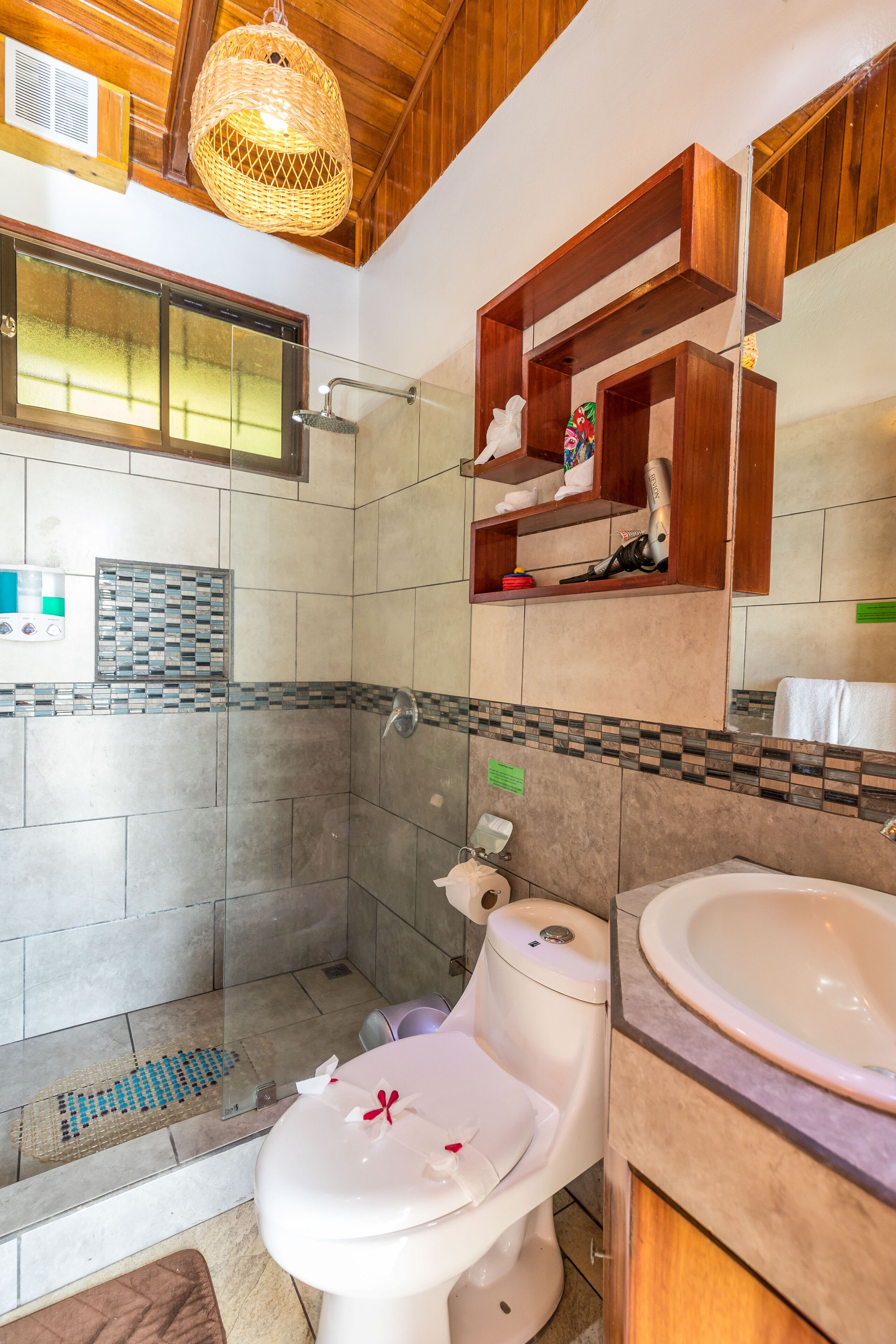 Chuveiro, chuveiro com efeito de chuva, secador de cabelo 