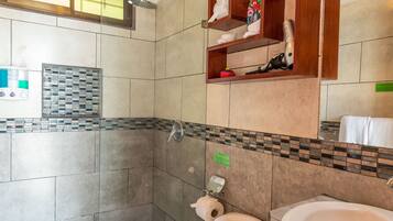 Chuveiro, chuveiro com efeito de chuva, secador de cabelo