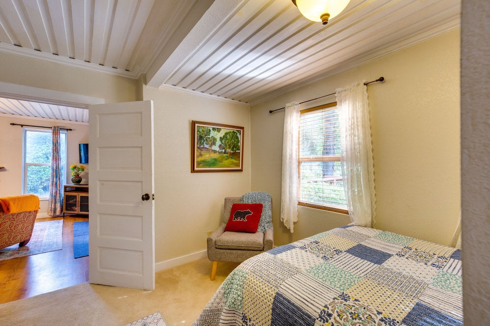 Historic Mapleton Cottage w/ River Views & Hot Tub - Mapleton | Vrbo