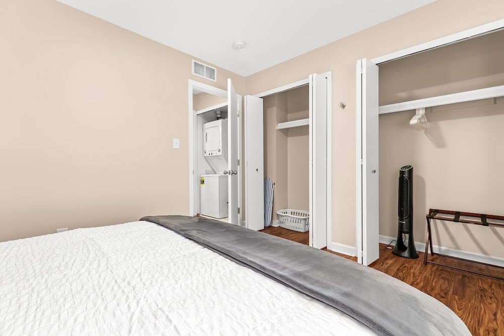 New! Comfortable 1br Flat Near Downtown Roseville - Roseville, MI