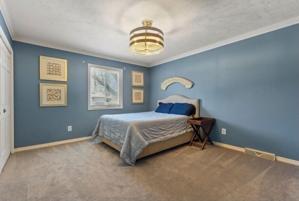 Spacious Home With A Golf Resort Feel And Relaxing Getaway Near Notre Dame. - South Bend, IN