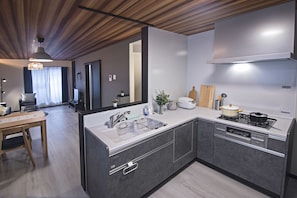 Villa Superior | Cozinha privada | Um frigorífico, um micro-ondas, uma placa de cozinha 