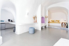 Um interior moderno e minimalista com cozinha, área de estar e quarto.