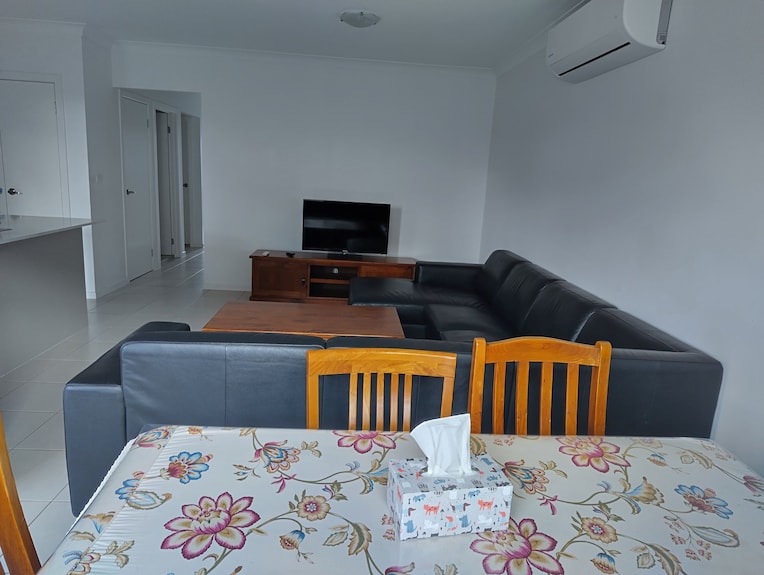 Comfy House Facing Sports Field - 布萊克敦