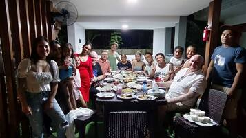 Servem pequenos-almoços, almoços, jantares e brunches (fins de semana)