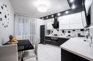 Apartamento clássico | Cozinha privada | Geladeira grande, fogão, cooktop, chaleira elétrica