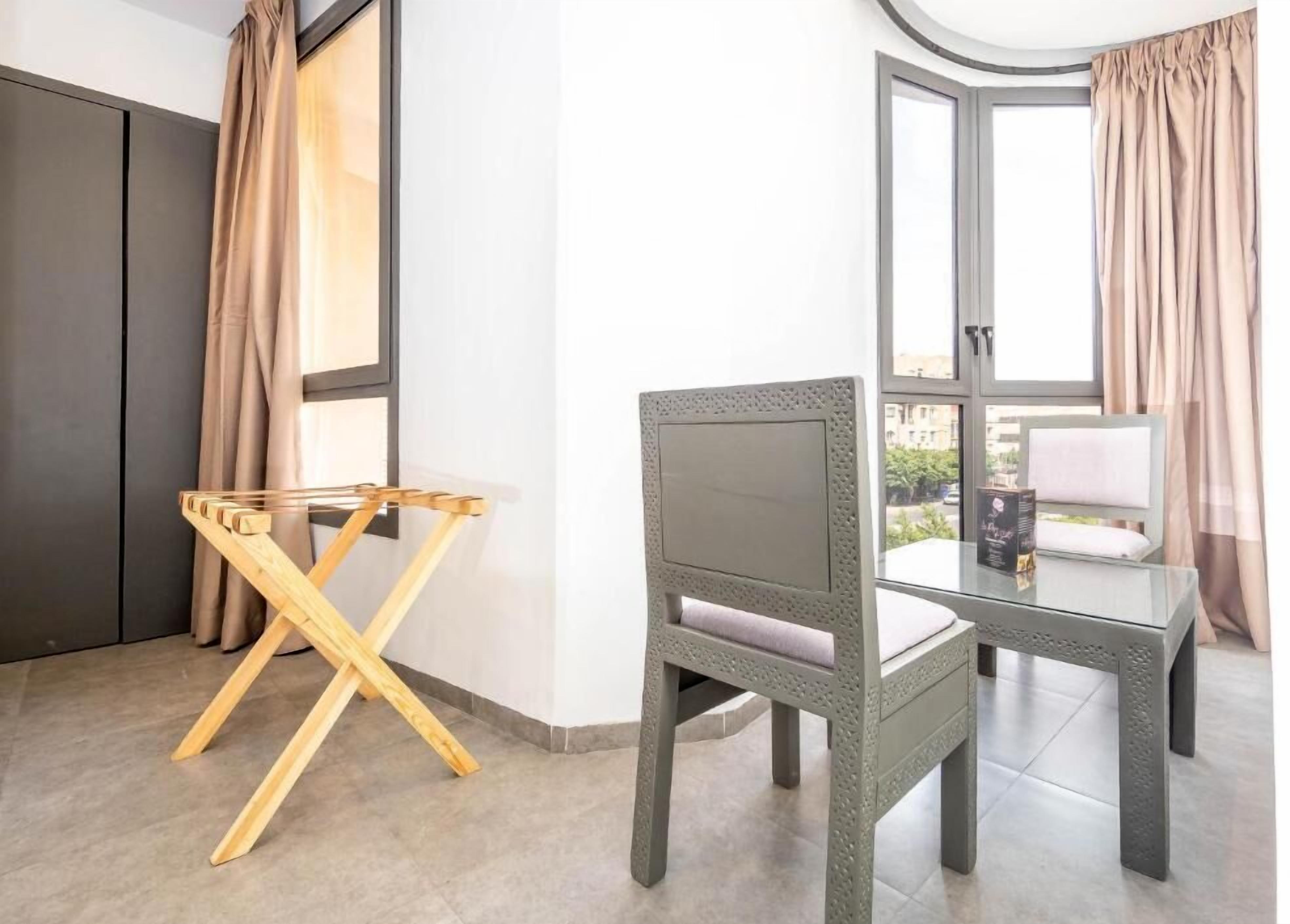 Quarto casal standard, 1 cama Queen, para não fumantes, vista para o pátio | Camas com colchões pillow-top, quartos à prova de som, Wi-Fi de cortesia