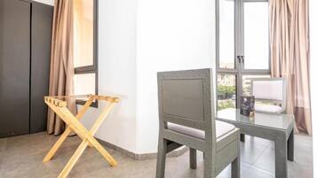 Quarto casal standard, 1 cama Queen, para não fumantes, vista para o pátio | Camas com colchões pillow-top, quartos à prova de som, Wi-Fi de cortesia