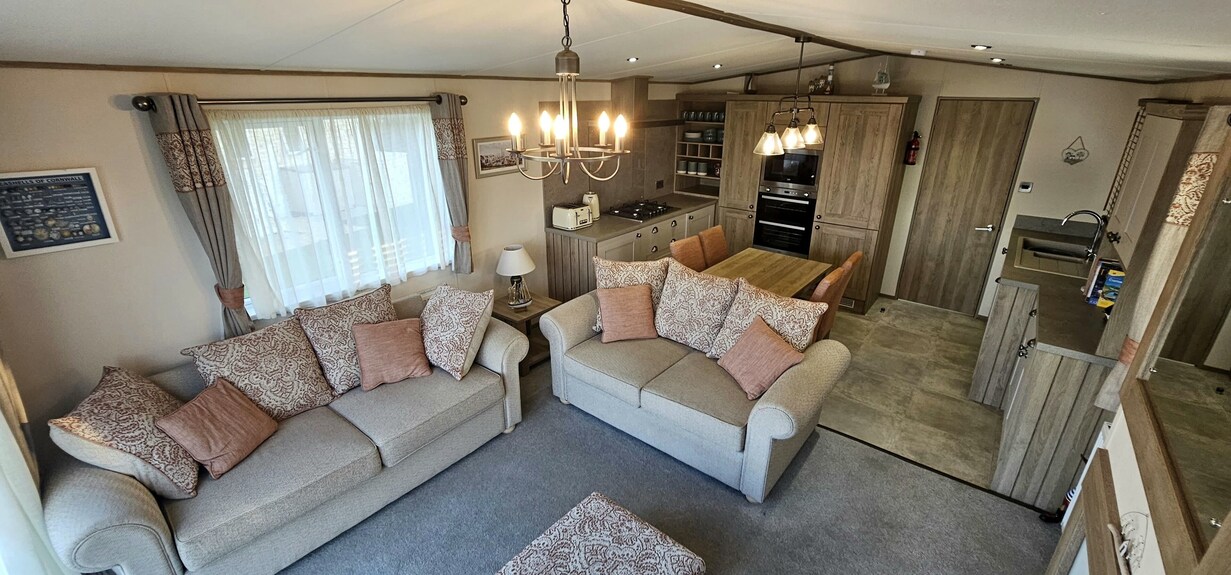 Hot Tub Lodge Cornwall - Meadow Lakes Holiday Park - Cornwall