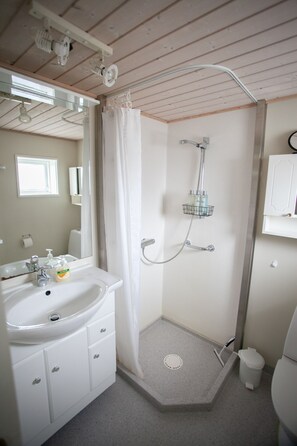 Apartamento Standard | Casa de banho | Um polibã, um secador de cabelo, toalhas fornecidas, sabão