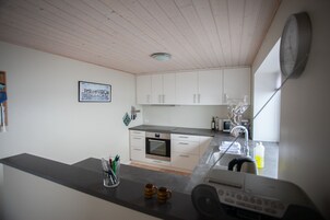 Apartamento Standard | Cozinha privada | Uma cafeteira/bule, um frigorífico/congelador grande, um micro-ondas