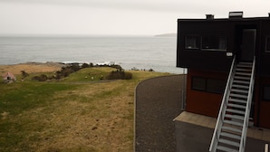 Um edifício moderno com vista para o oceano.