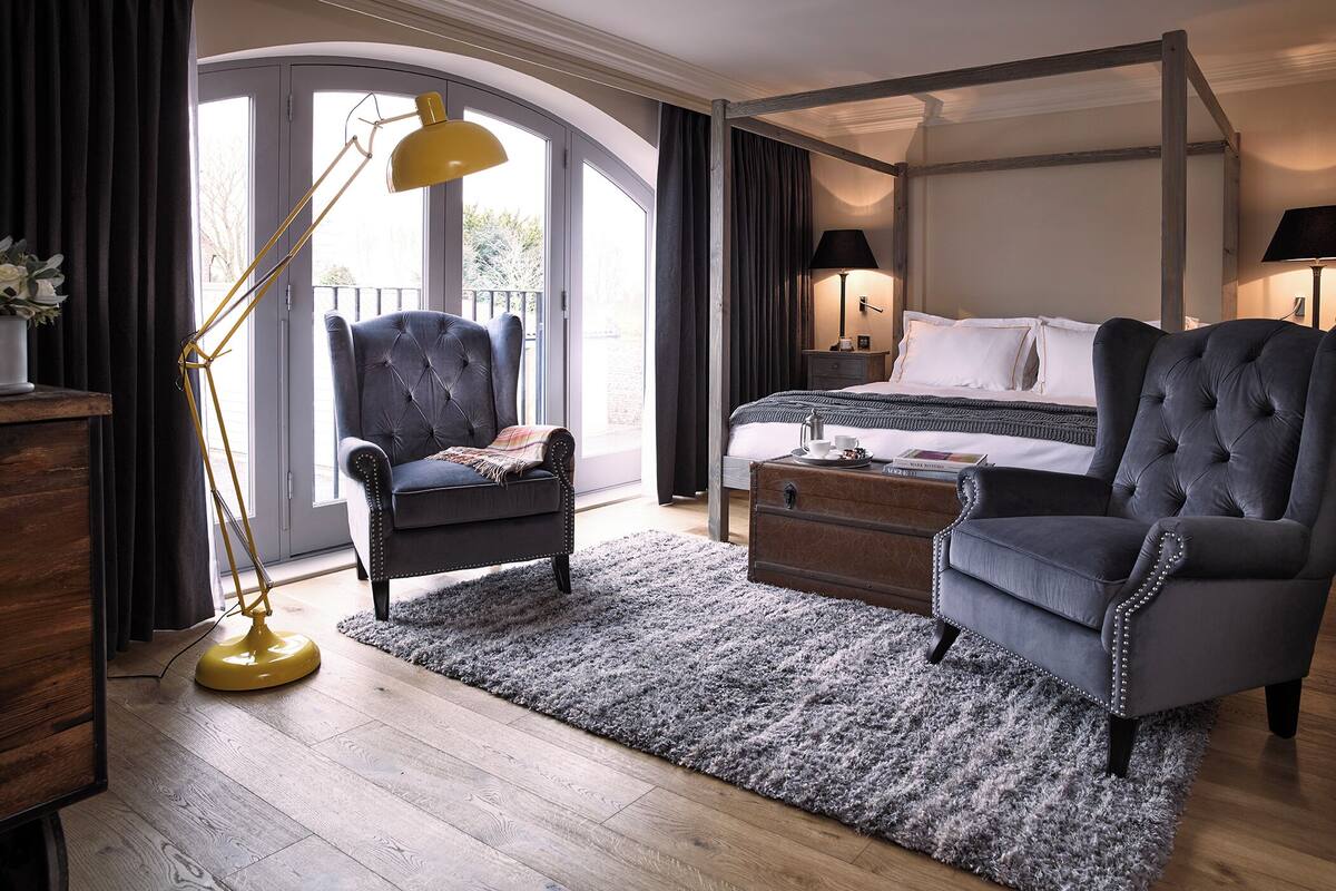 Bigger Double Room | Roupa hipoalergénica, cofre no quarto, secretária