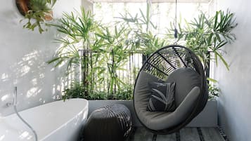 Quarto Duplo ou Twin Executivo | Casa de banho | Um polibã, artigos de higiene pessoal grátis, um secador de cabelo