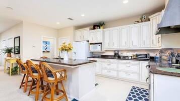 Casa, 3 quartos | Cozinha privada | Um frigorífico, um forno, uma cafeteira/bule, uma torradeira