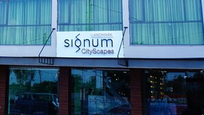 Um edifício com vários andares e uma placa com a inscrição 'signum CityScapes'.
