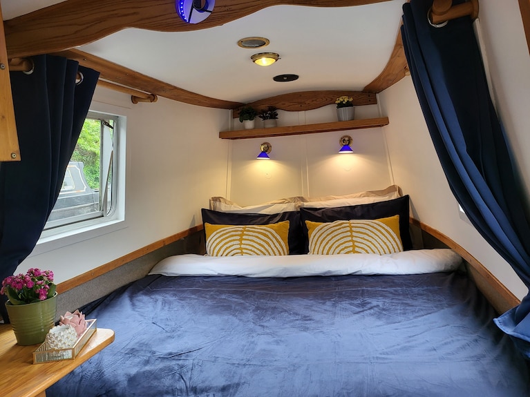 Cosy Canal Boat In Little Venice For Family & Friends - London, UK