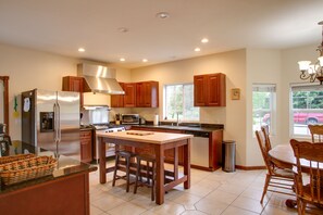 Casa (5 Bedrooms) | Cozinha privada | Micro-ondas, fogão, cooktop, lava-louças