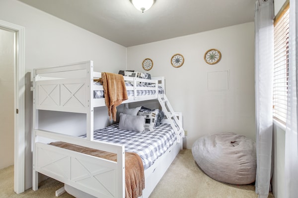 Updated Deck & Fireside Table: Pinetop Cottage - Hawley Lake, McNary